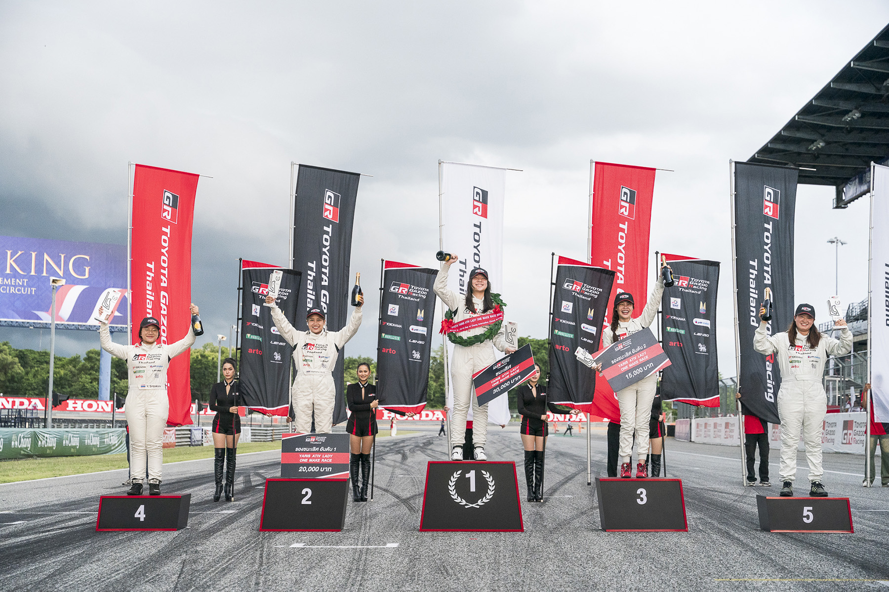 มอบรางวัลรุ่น Yaris ATIV Lady One Make Race - Tonkit360